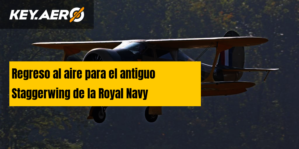 La Royal Navy Staggerwing vuela